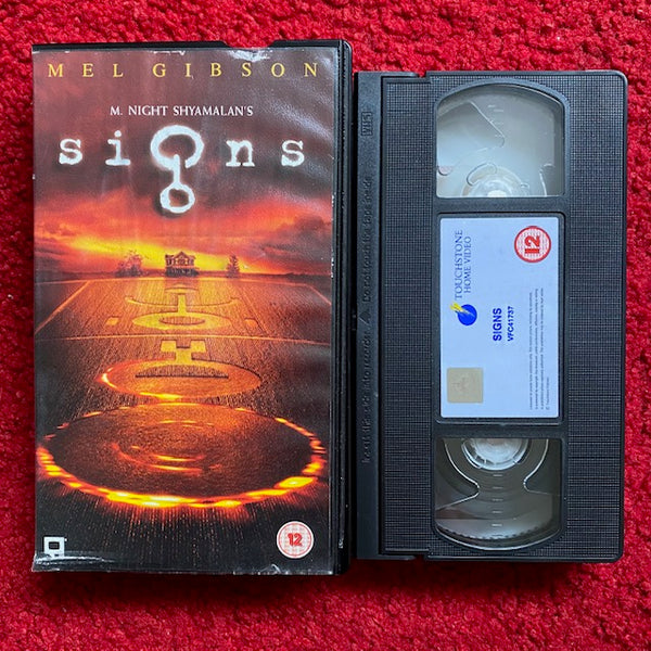 Signs VHS Video (2002) D612017 – Horror Stock